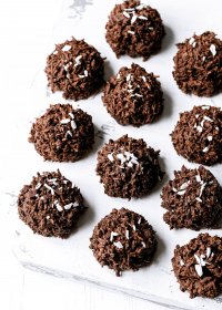 2-Ingredient Chocolate Macaroons (Vegan & Gluten-free)