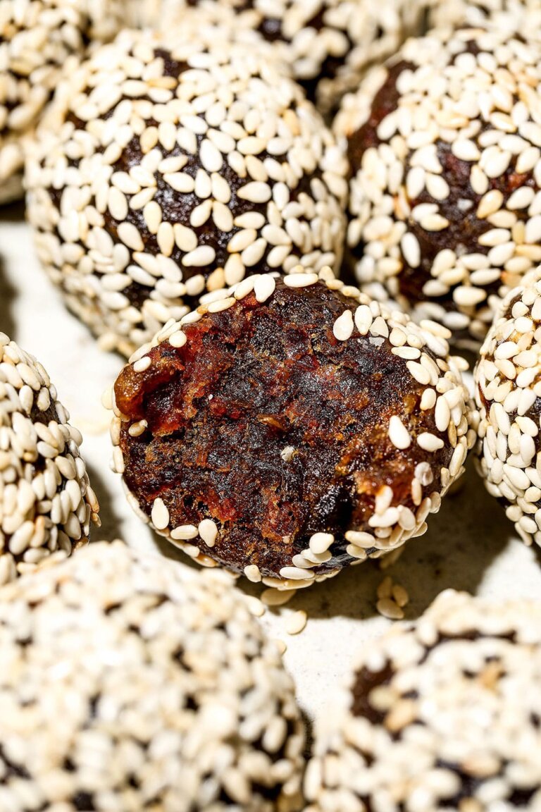 Date Energy Balls (3 Ingredients)